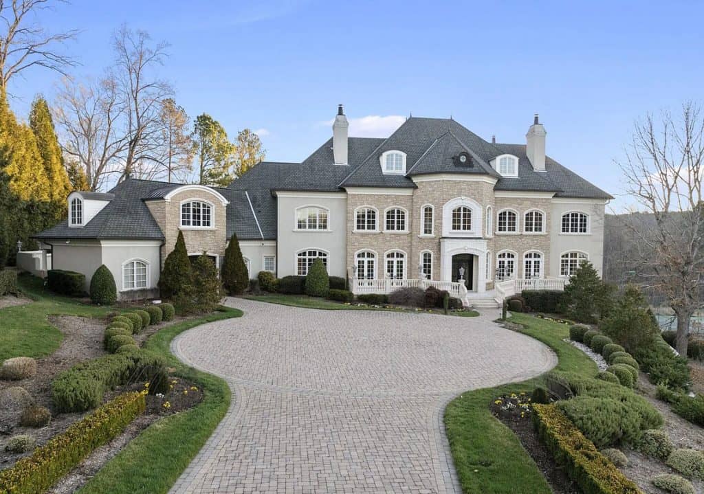 Georgian-Style Mansion Radiates Sophistication and Magnificence in ...